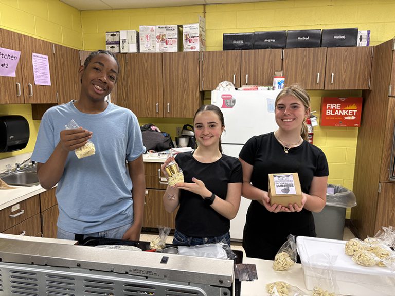 Students show their appreciation to our school lunch heroes - Pine Bush ...